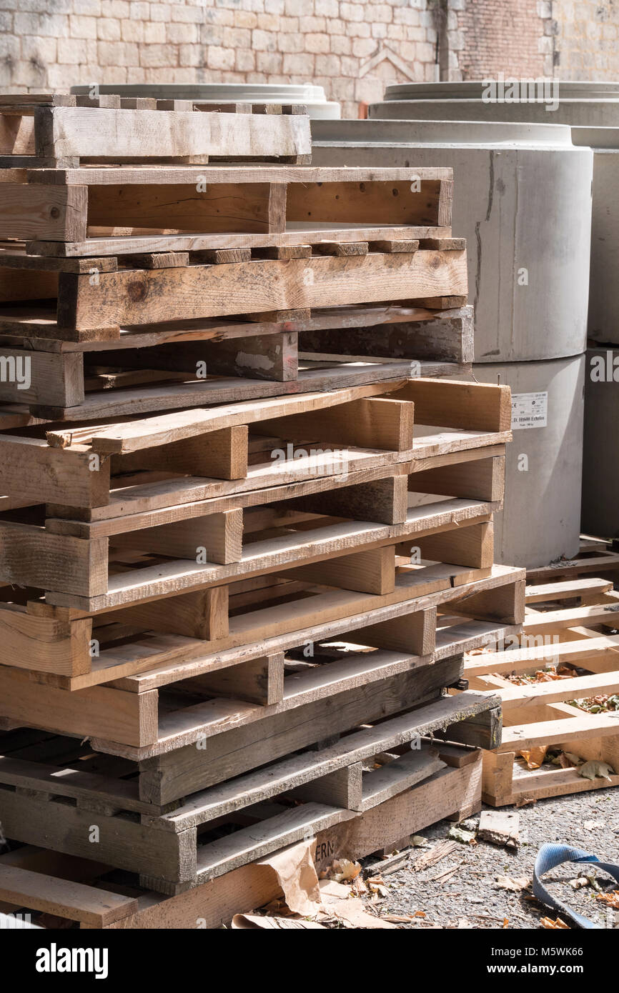 Pile of pallets hi-res stock photography and images - Alamy