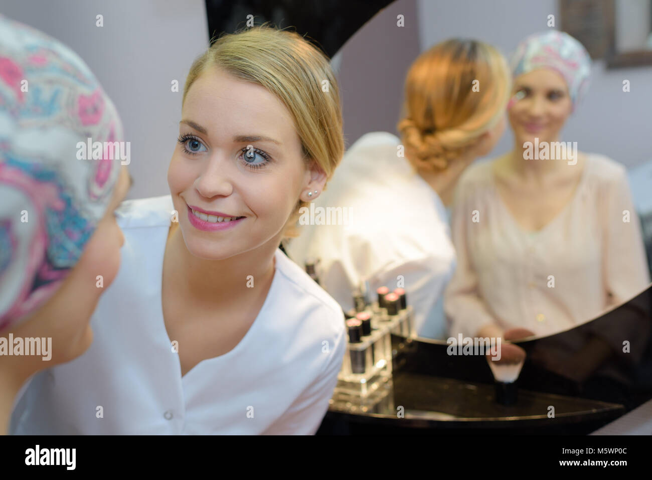 Beautician applying makeup to woman Stock Photo - Alamy