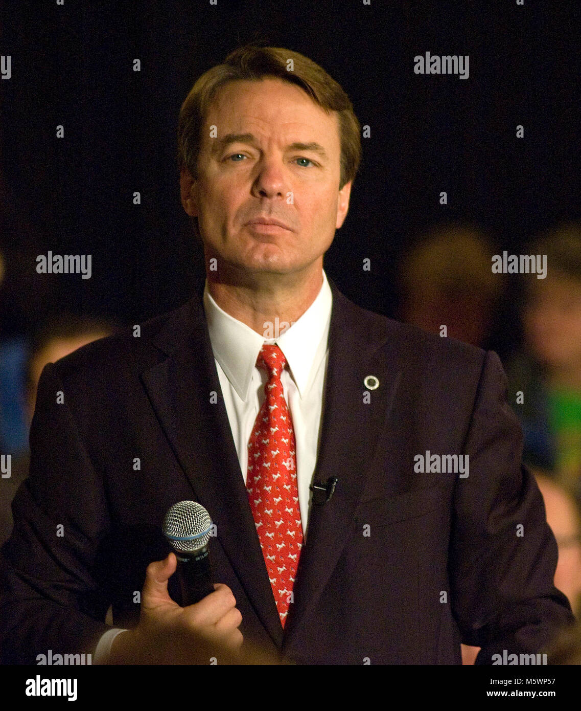 Concord, NH 1-5-07 Former Senator John Edwards address a crowd in ...