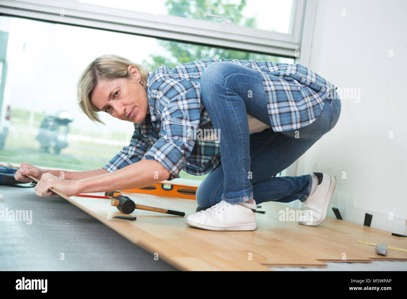 woman using a hammer and chisel Stock Photo - Alamy