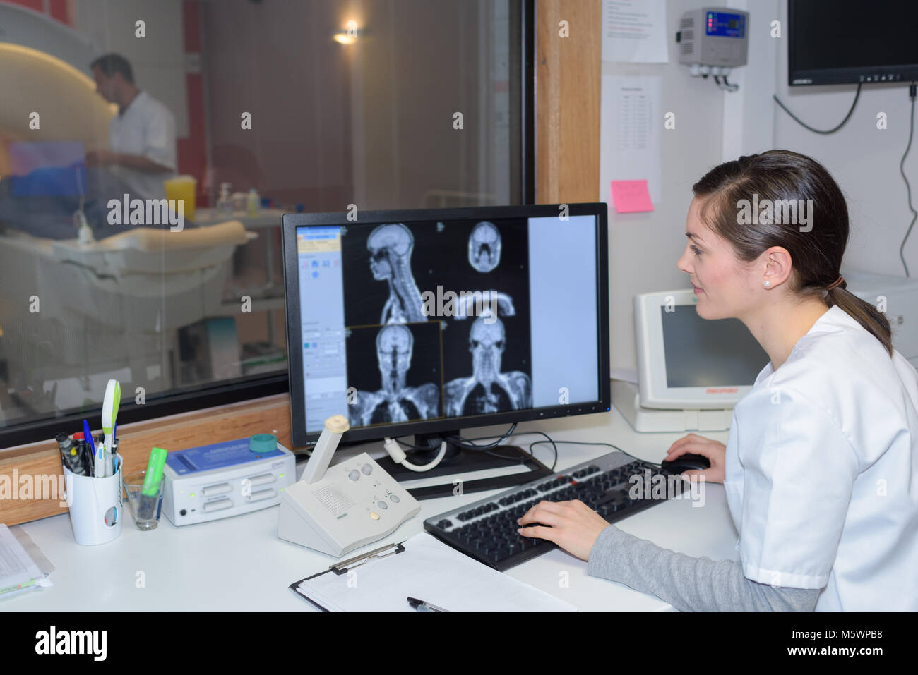 Hospital brain scans hi-res stock photography and images - Alamy