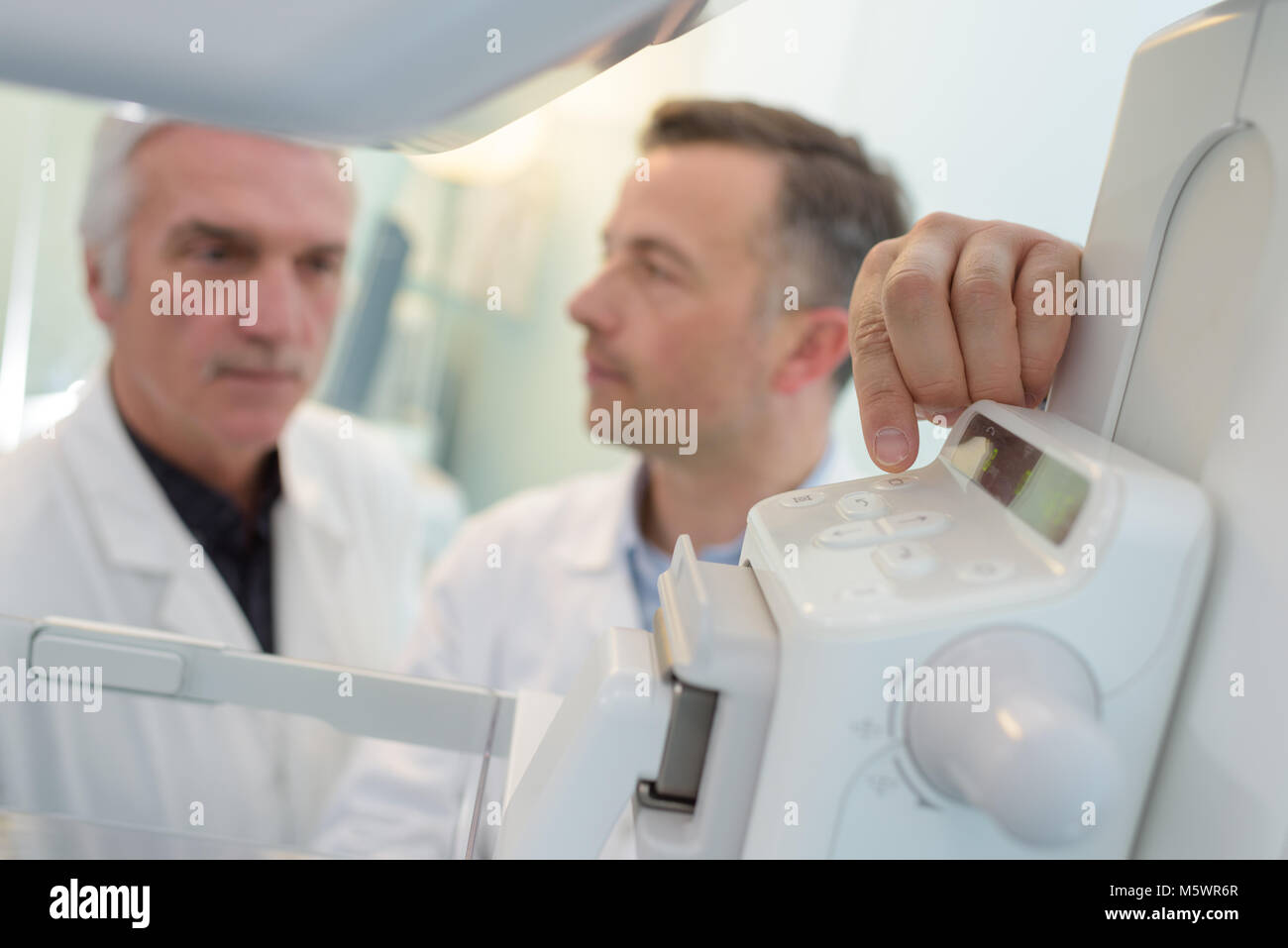 doctors discussing next to mri machine in hospital Stock Photo - Alamy