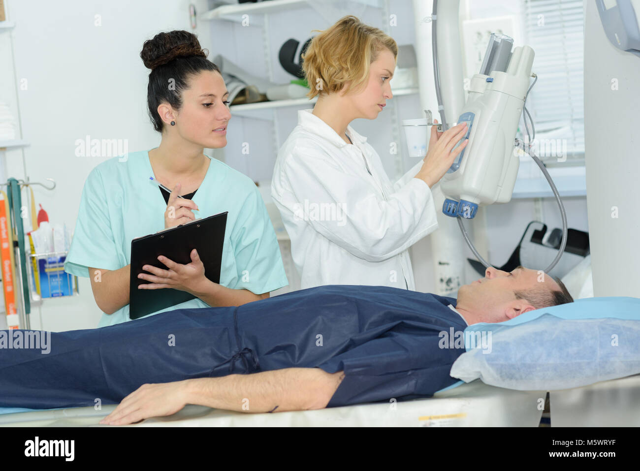 doctor looking at female patient going through ct scan Stock Photo - Alamy