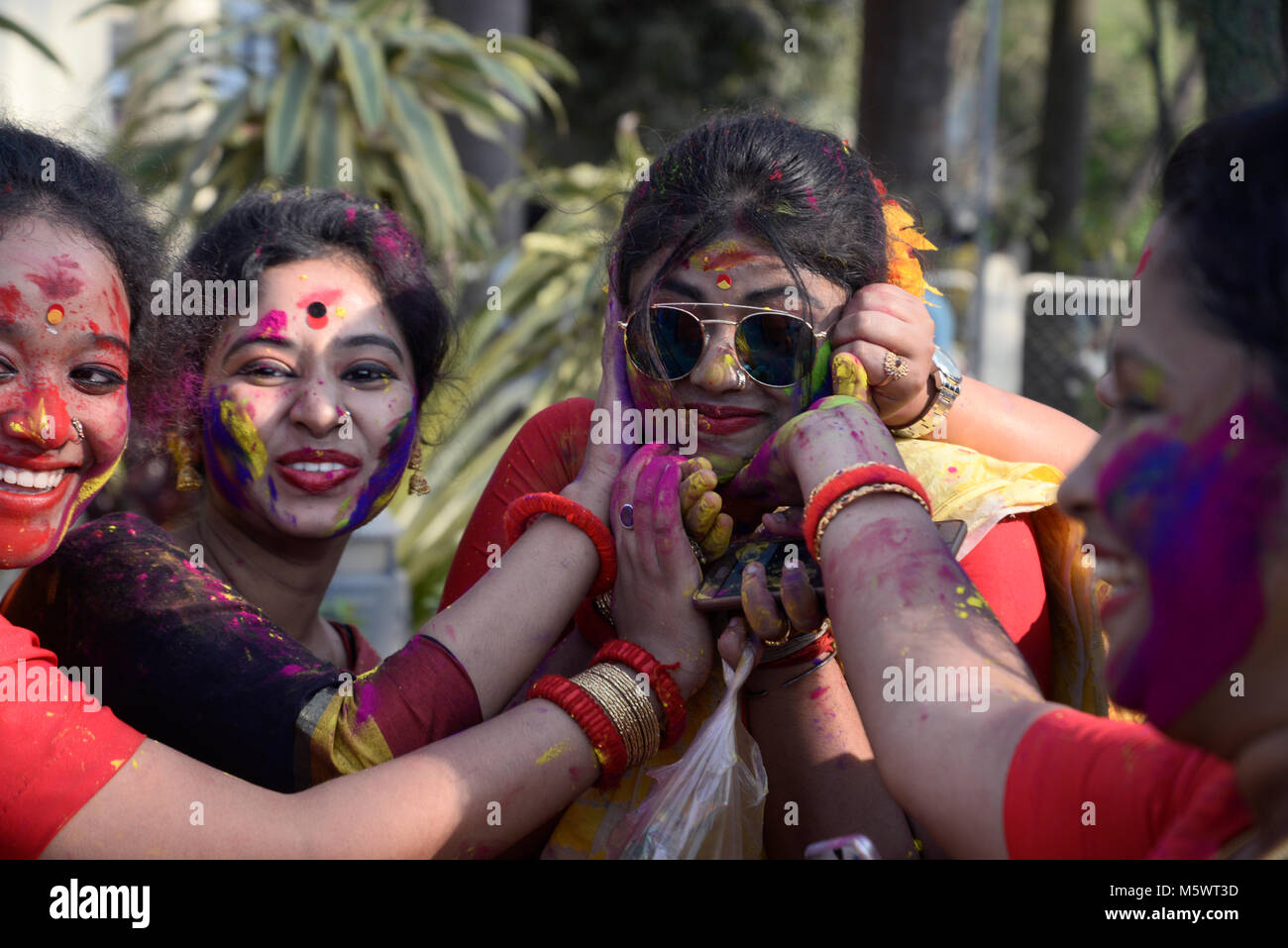 Kolkata, India. 26th Feb, 2018. Students of RBU smear color powders ...