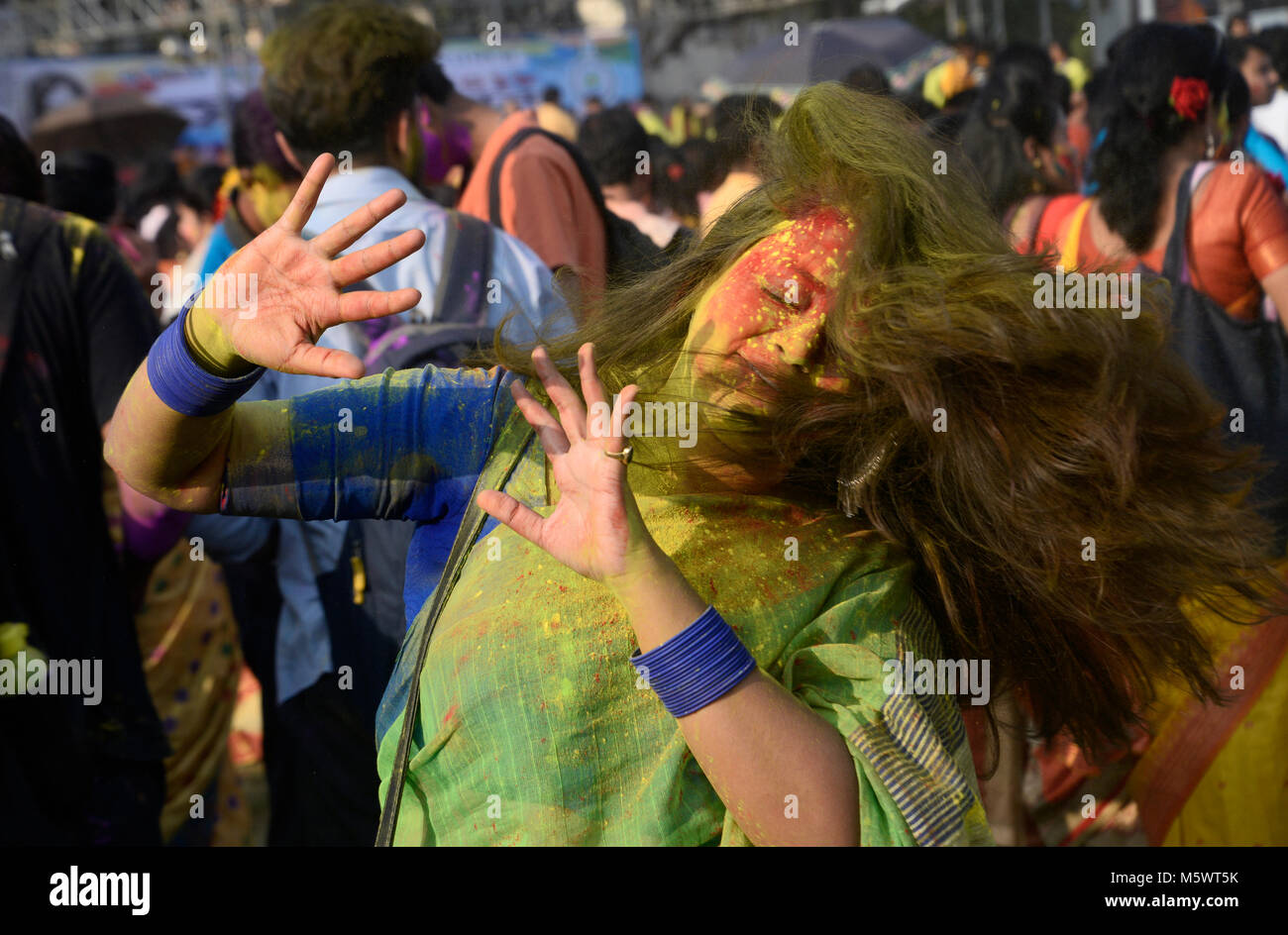 Kolkata, India. 26th Feb, 2018. Students of RBU smear color powders ...