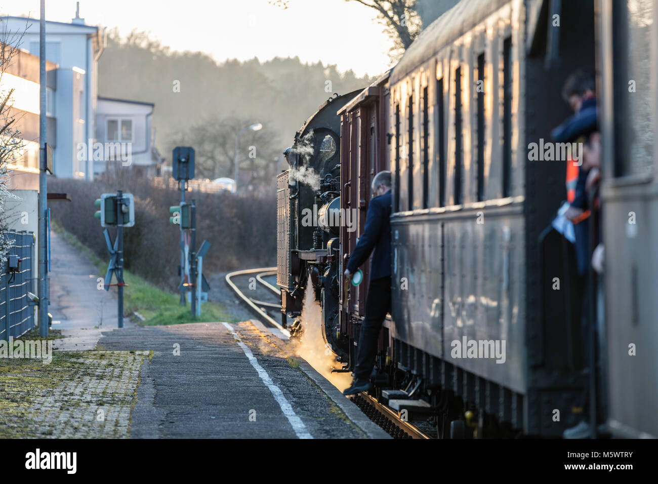 Arrival train hi-res stock photography and images - Alamy