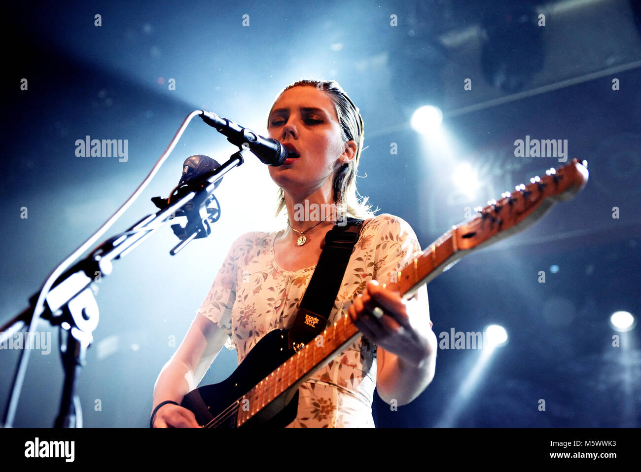 Wolf alice bass player hi-res stock photography and images - Alamy