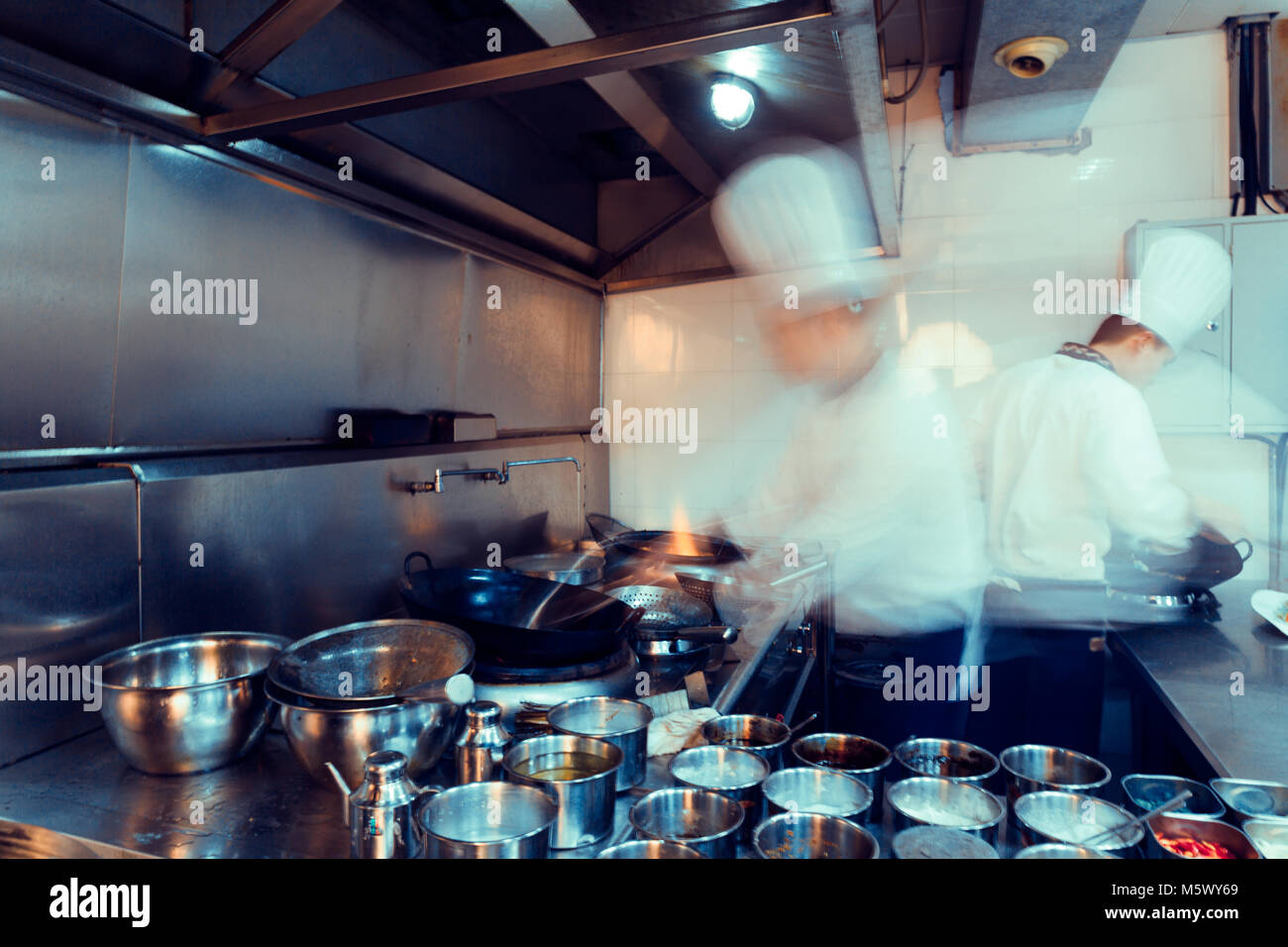 Chinese restaurant kitchen chefs hi-res stock photography and images ...