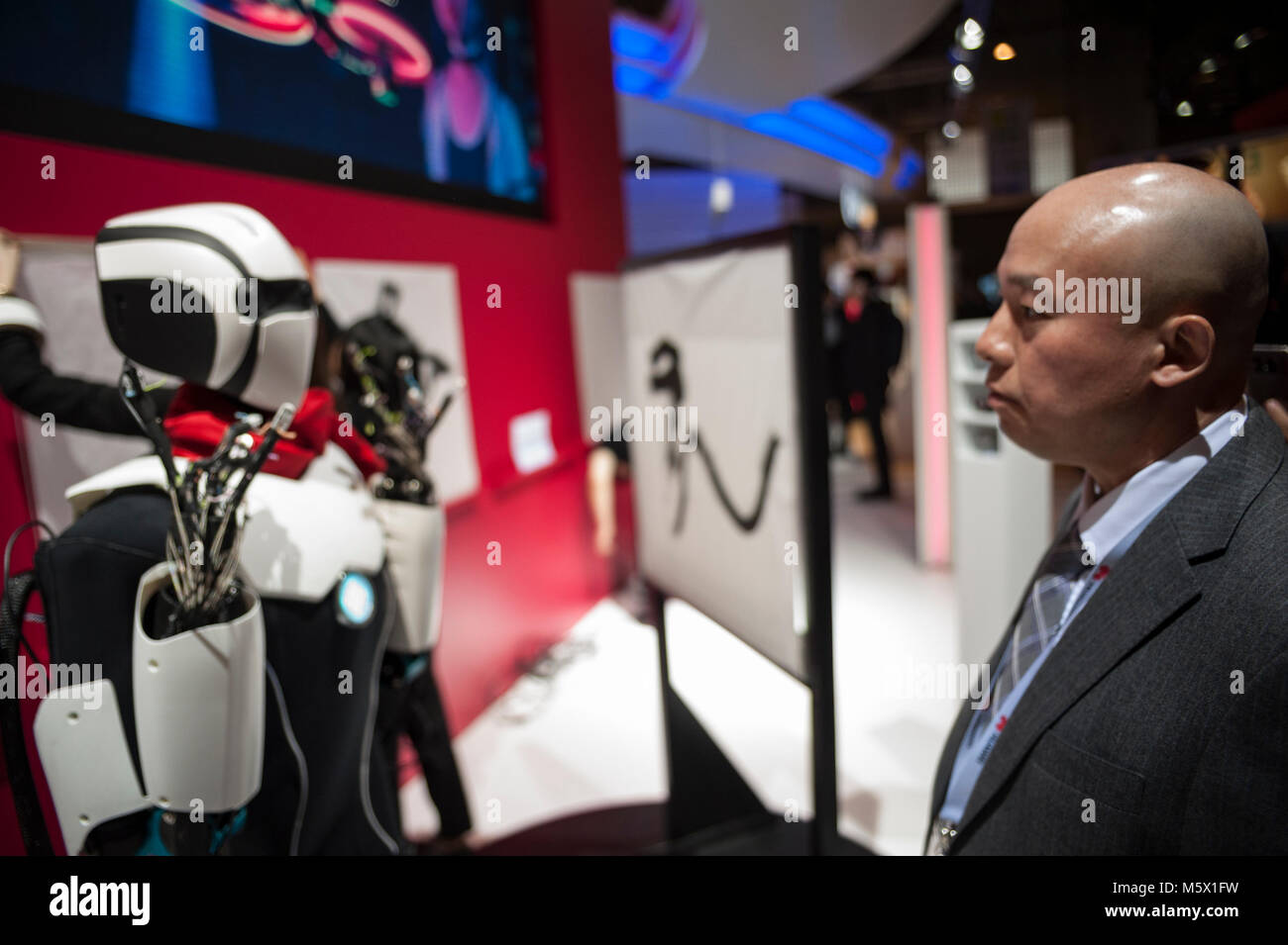 Main de robot hi-res stock photography and images - Alamy