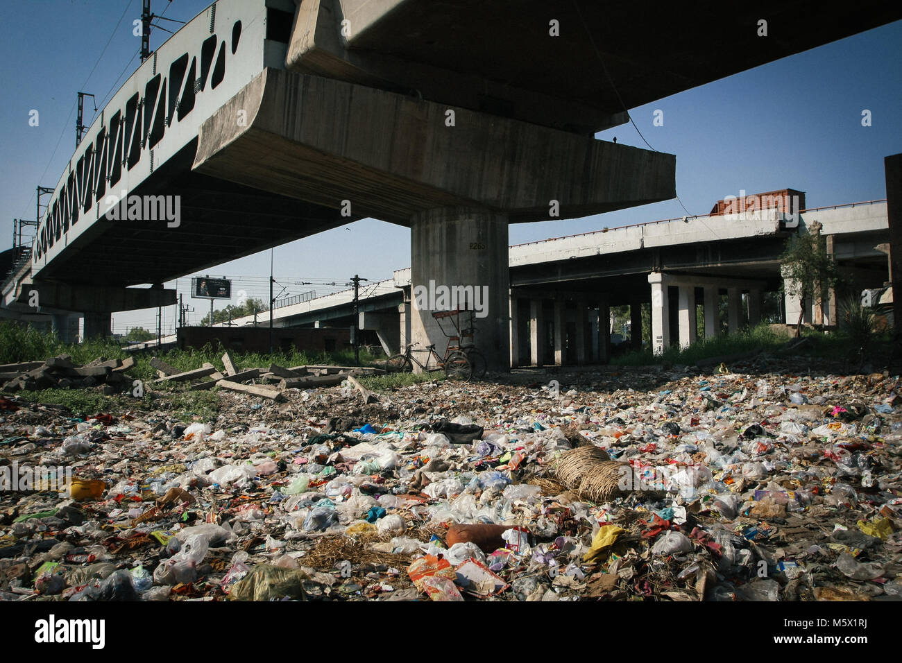 India garbage mountain hi-res stock photography and images - Alamy