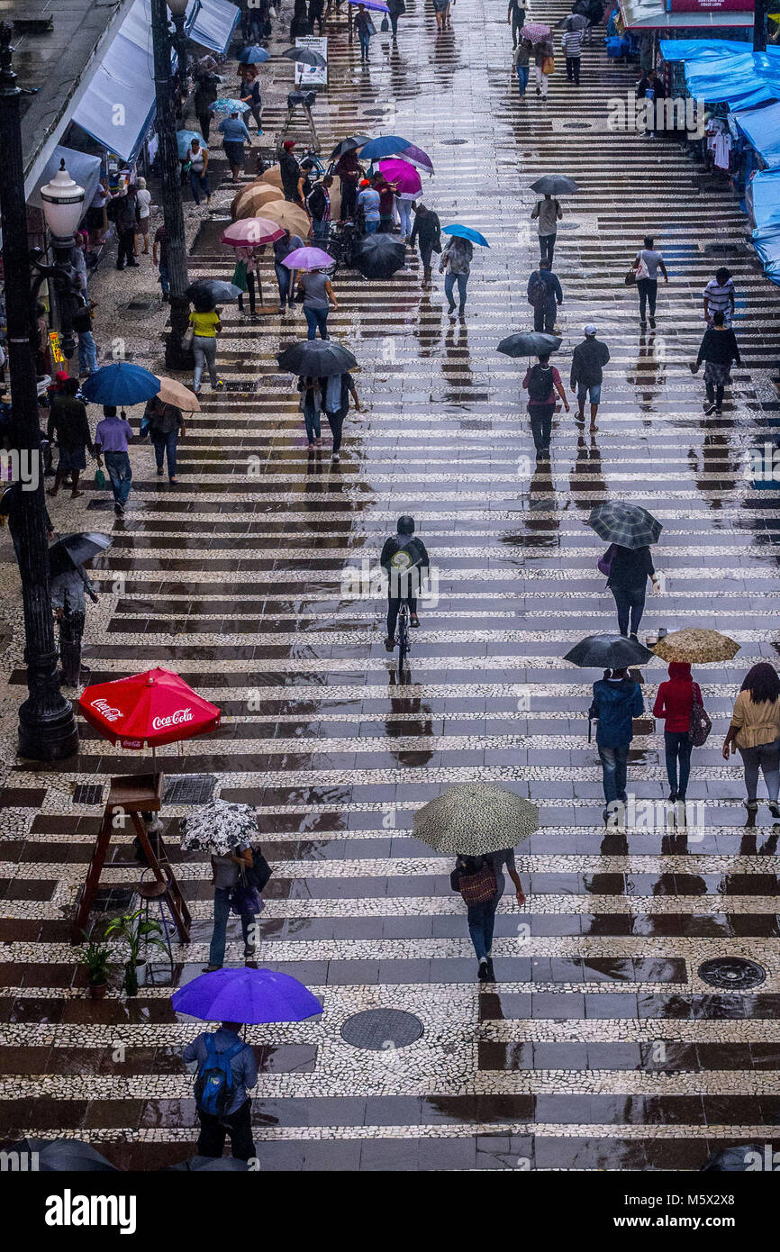 Sao Paulo, Brazil. 26th February, 2018. People walk in a shopping ...