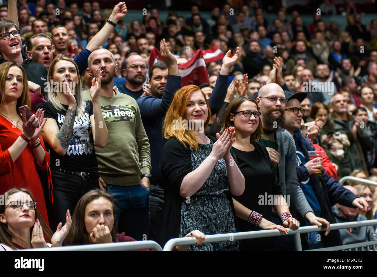 Basketball crowd fans hi-res stock photography and images - Alamy