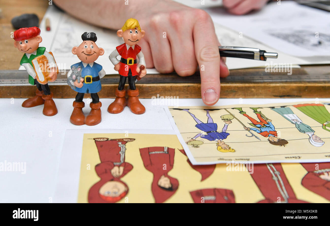 26 February 2018, Germany, Berlin: Illustrator Niels Buelow works on a ...