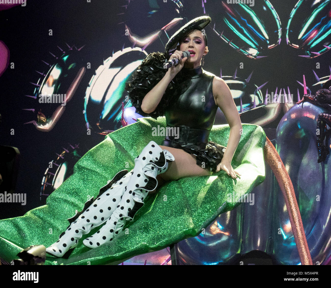 Katy perry stage hi-res stock photography and images - Alamy