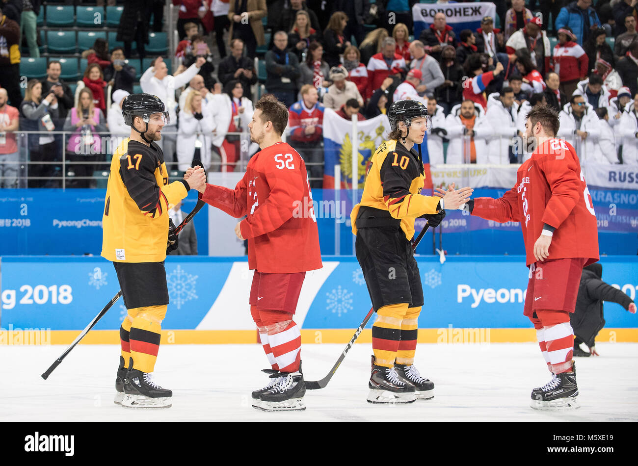 von links: Marcus KINK (GER), handshake with Sergei SHIROKOV (OAR/RUS ...