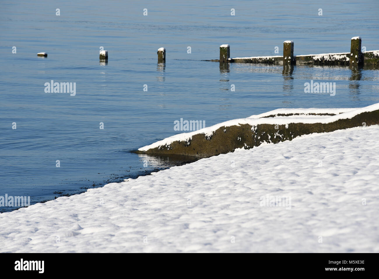 Western Esplanade Southend beach covered in snow, with breakwater and ...
