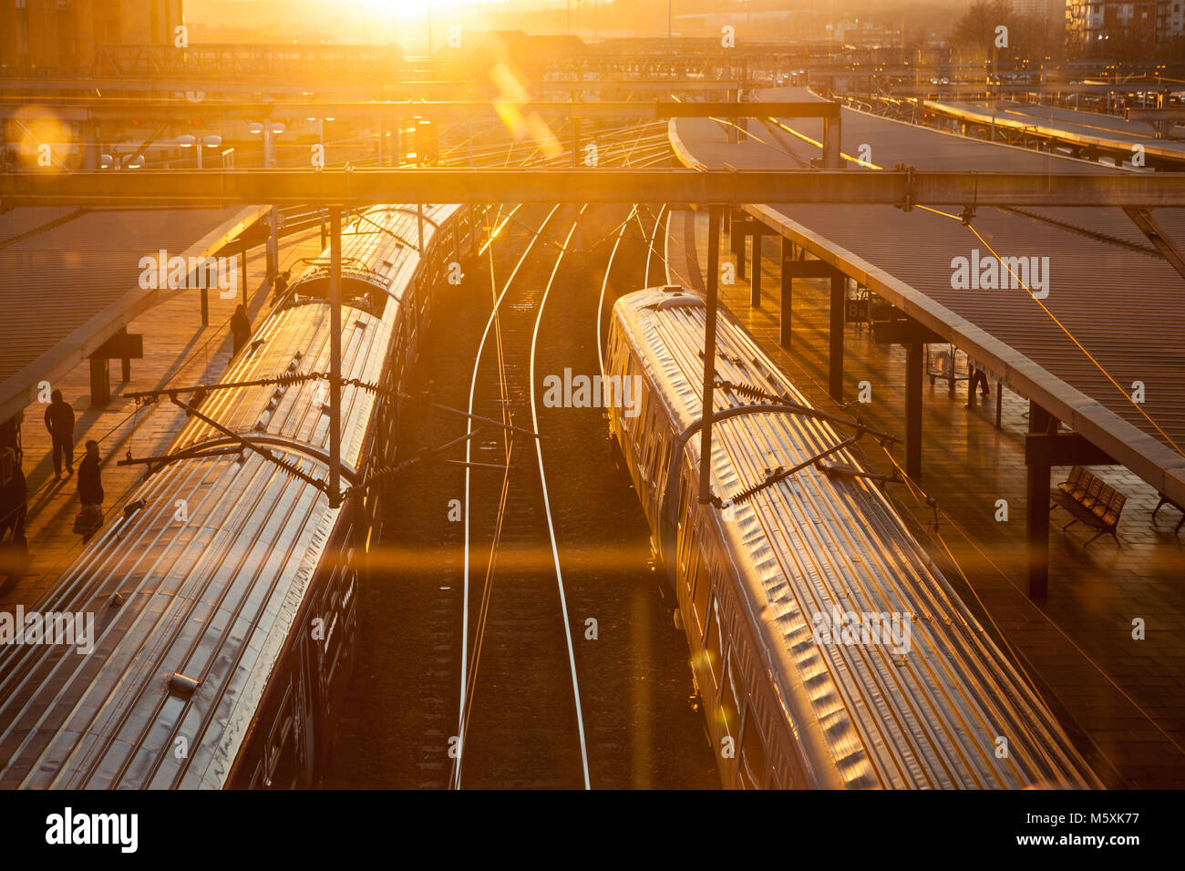 Leeds train station hi-res stock photography and images - Alamy