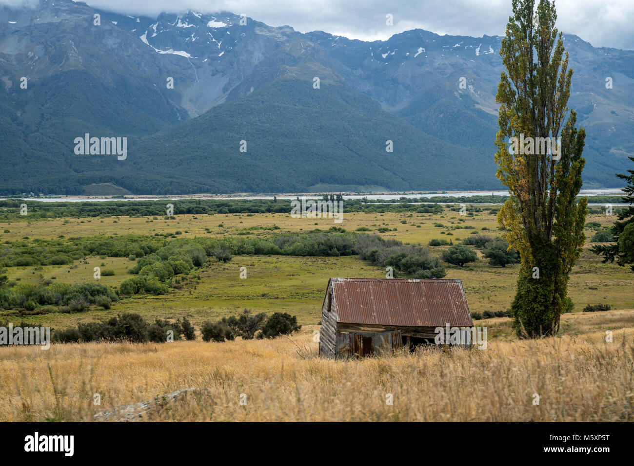 Rusty old hut in rural countryside Stock Photo - Alamy