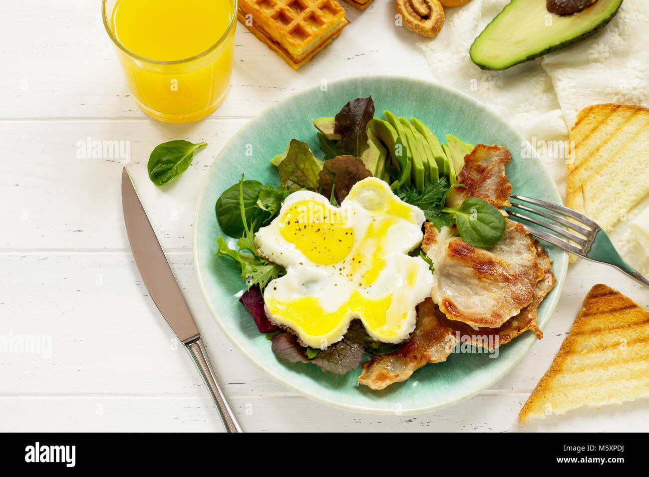 Full English breakfast - fried egg, fried bacon and orange juice Stock ...