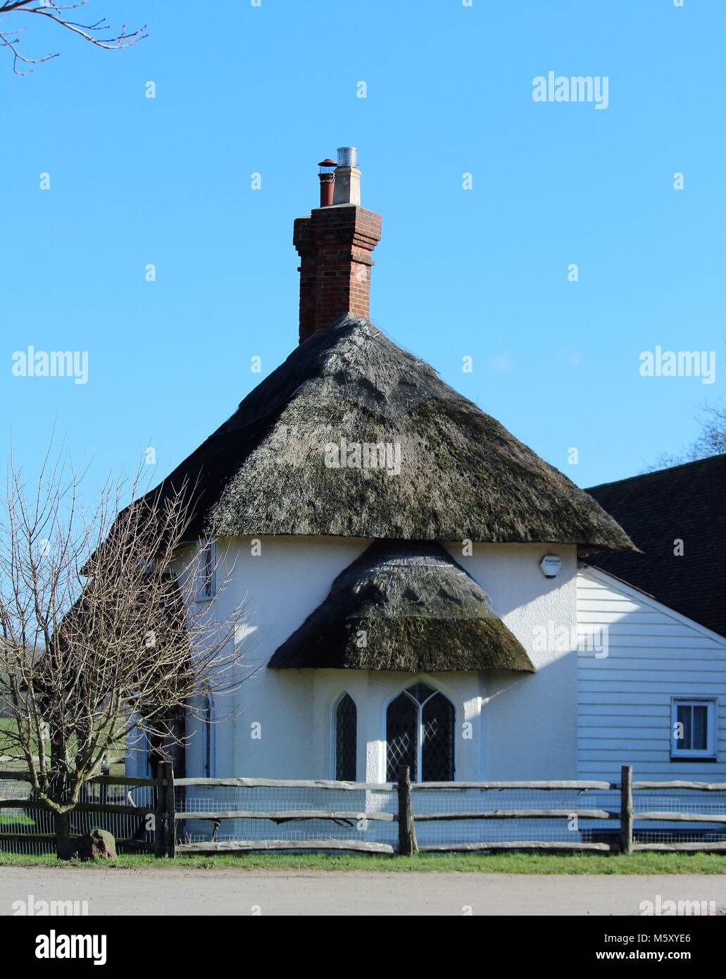 Reed thatched cottages hi-res stock photography and images - Alamy