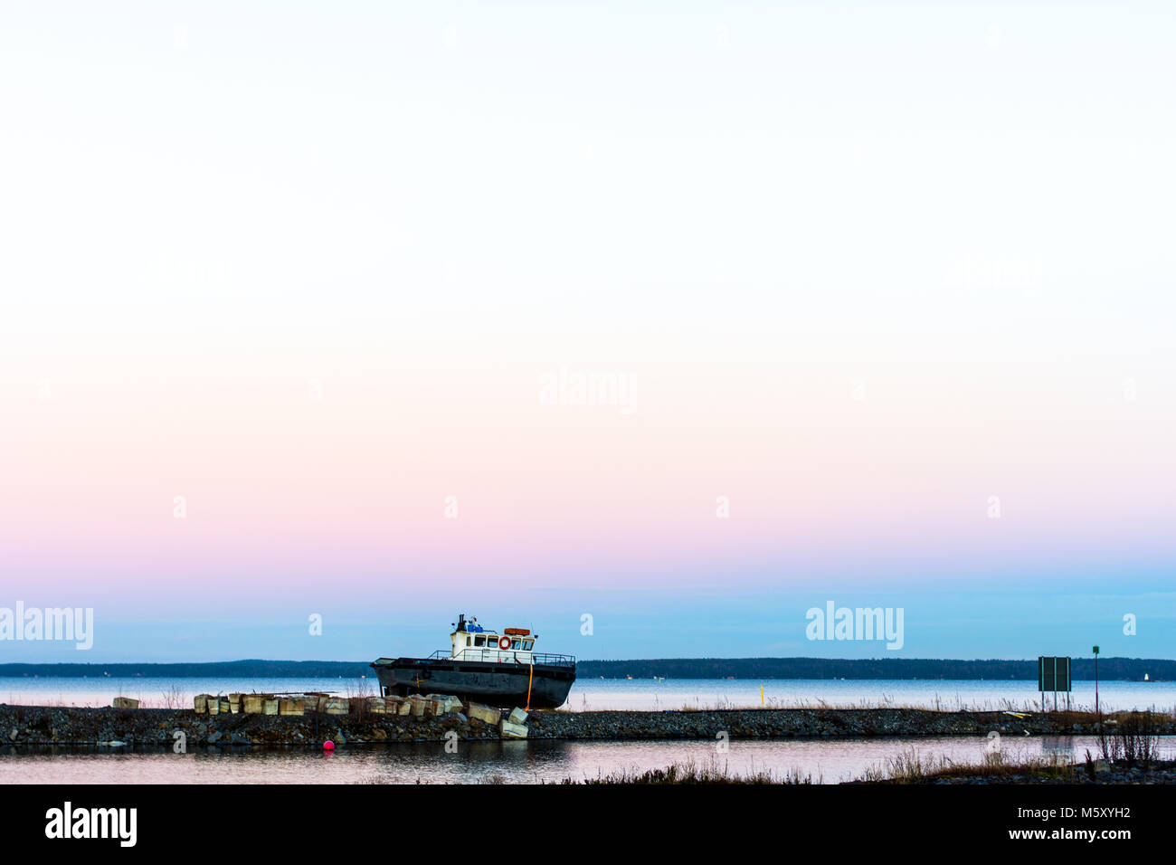 Stranded ship hi-res stock photography and images - Alamy