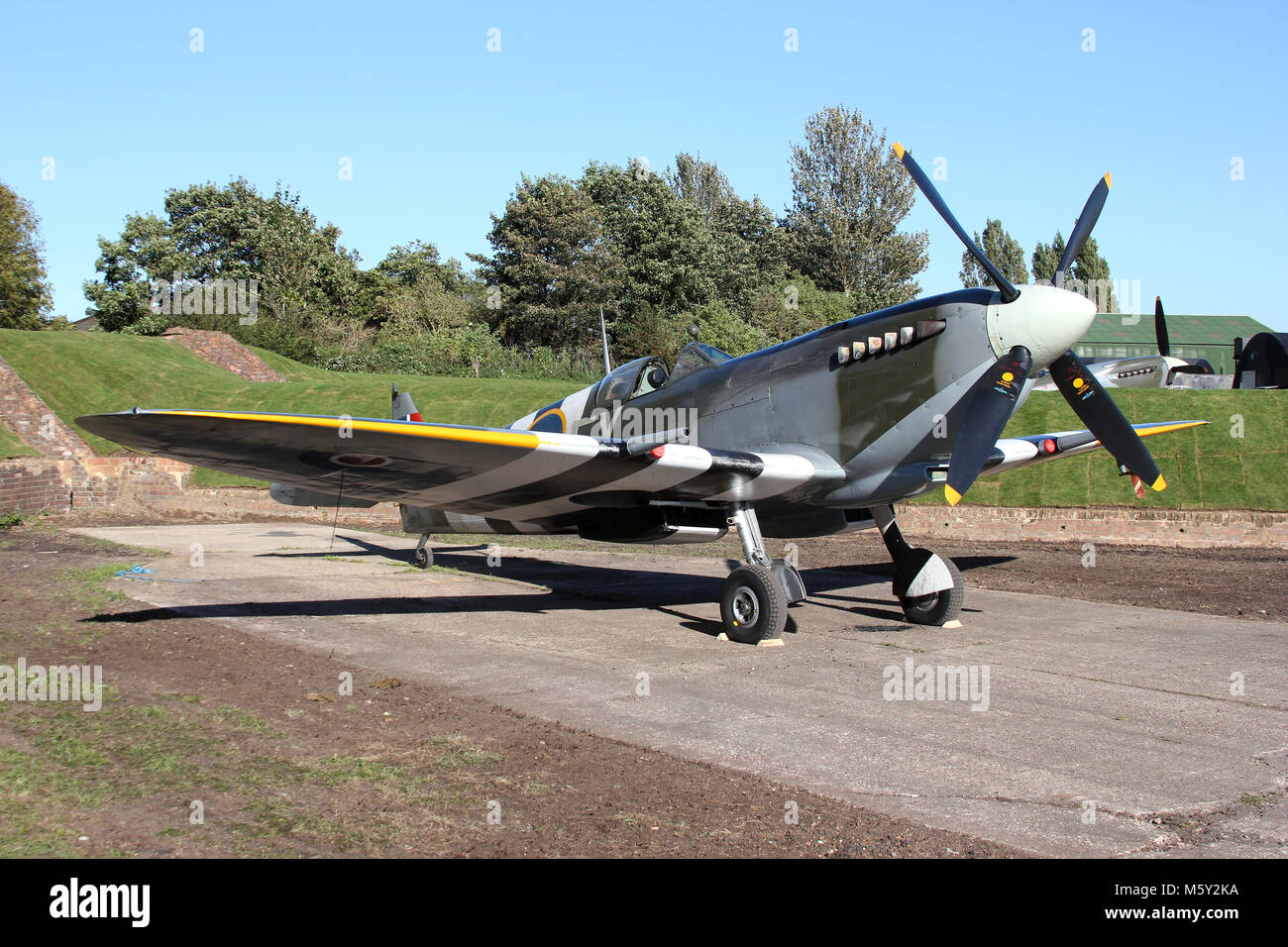 D day spitfire hi-res stock photography and images - Alamy