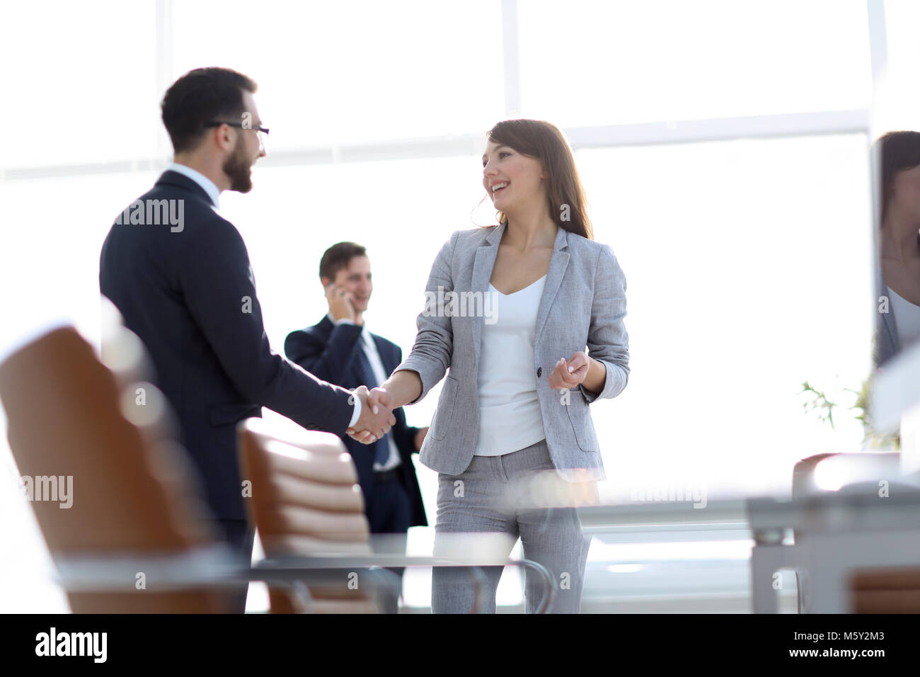 handshake between colleagues in the workplace Stock Photo - Alamy