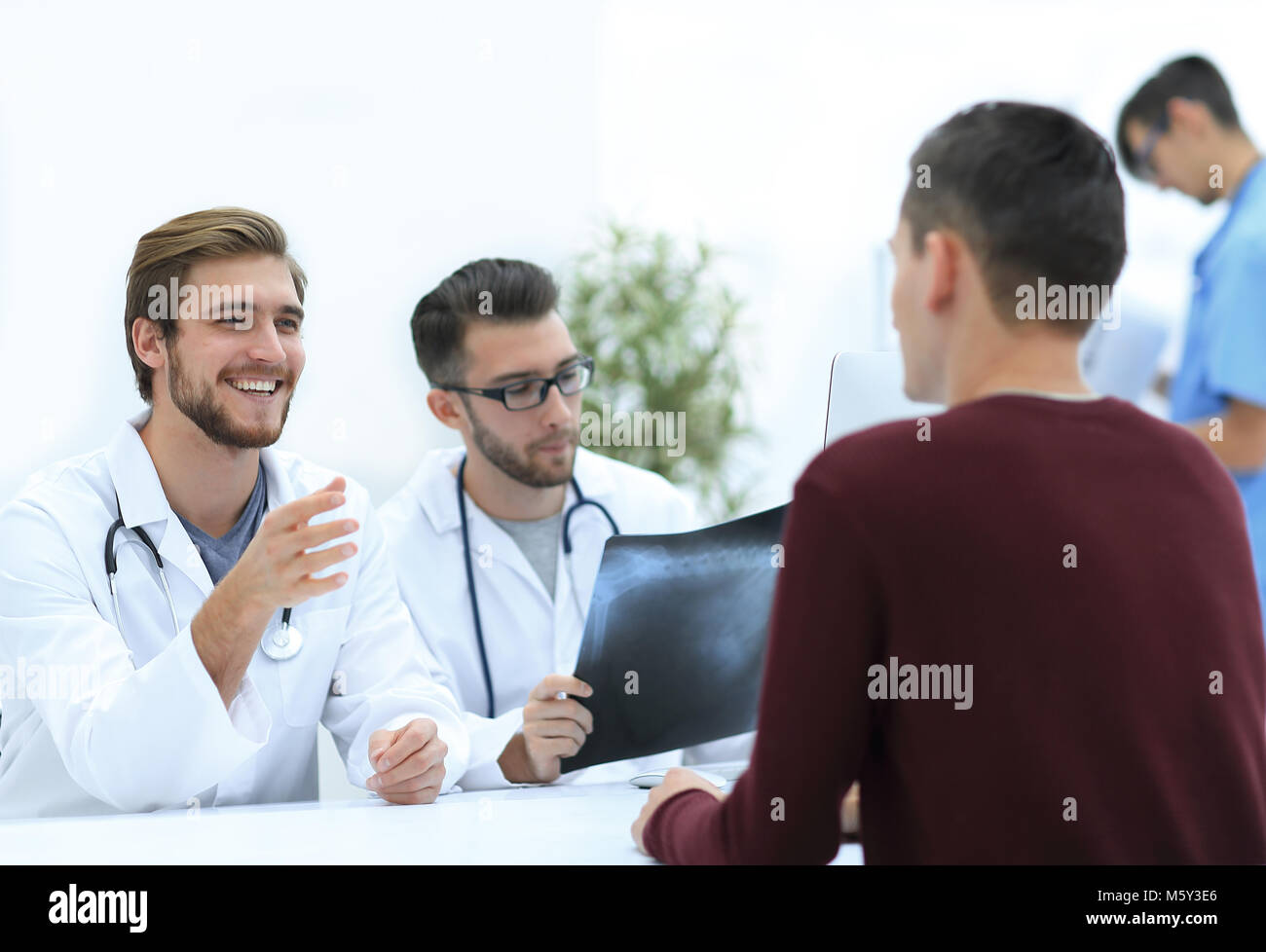 doctors discuss with the patient the x-ray Stock Photo - Alamy