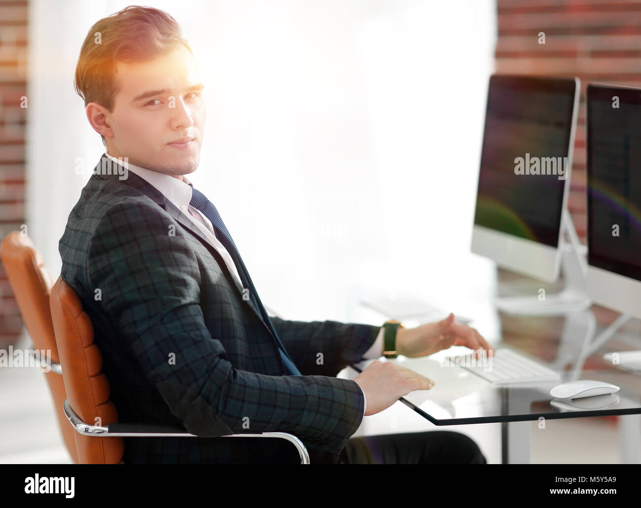 employee in the office behind a Desk Stock Photo - Alamy