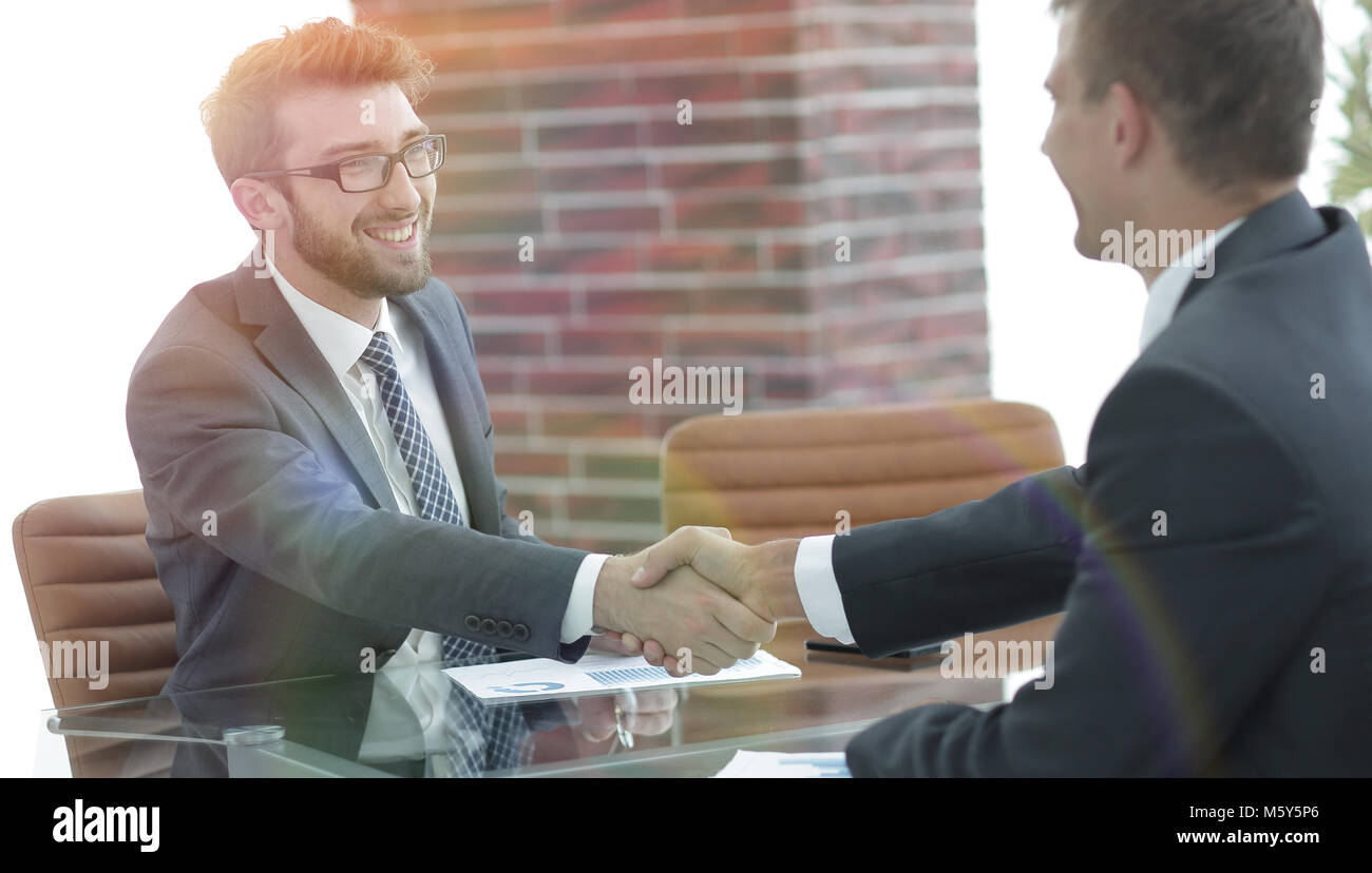 welcome and handshake business partners Stock Photo - Alamy