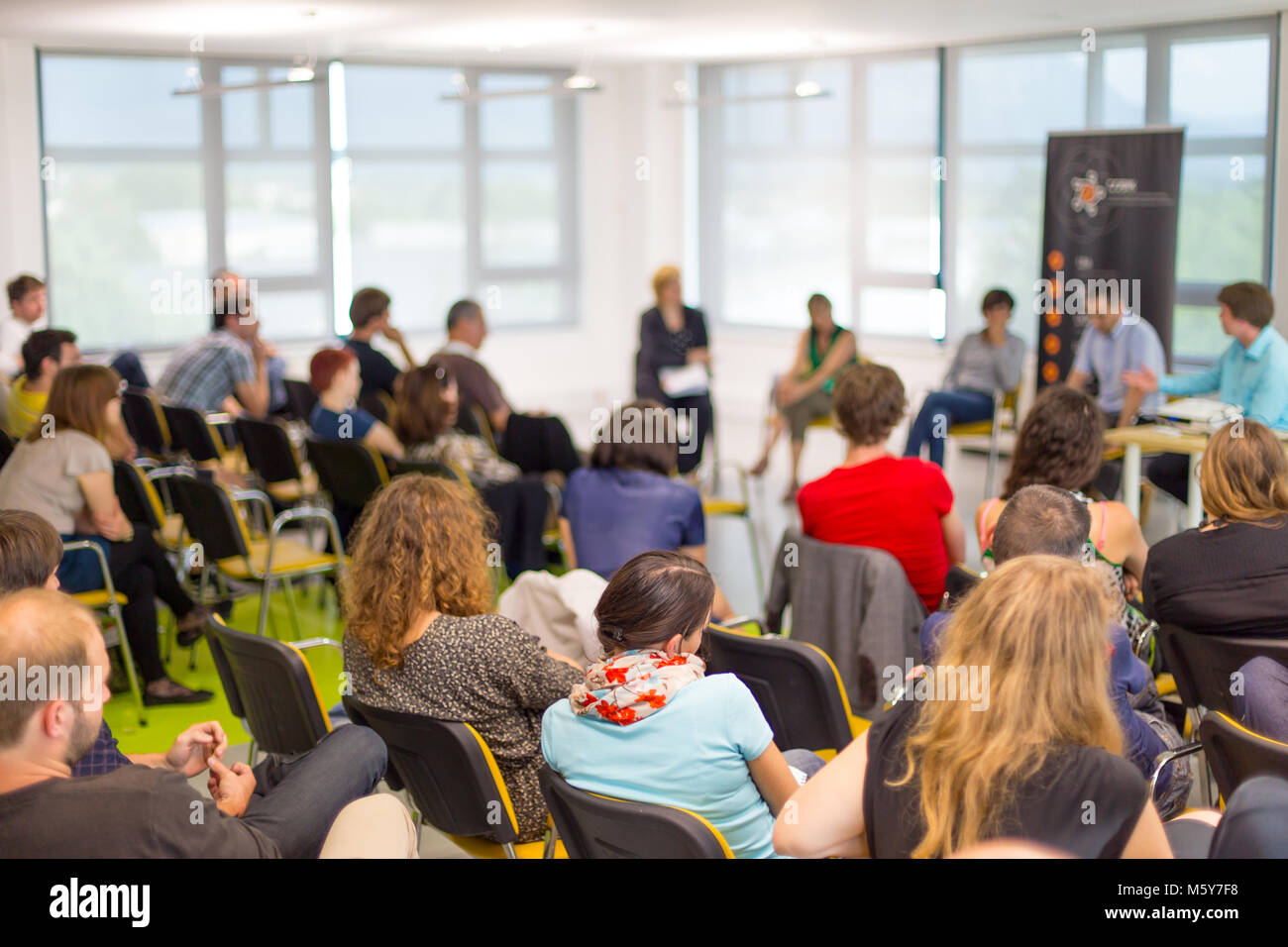 Round table conference hi-res stock photography and images - Alamy