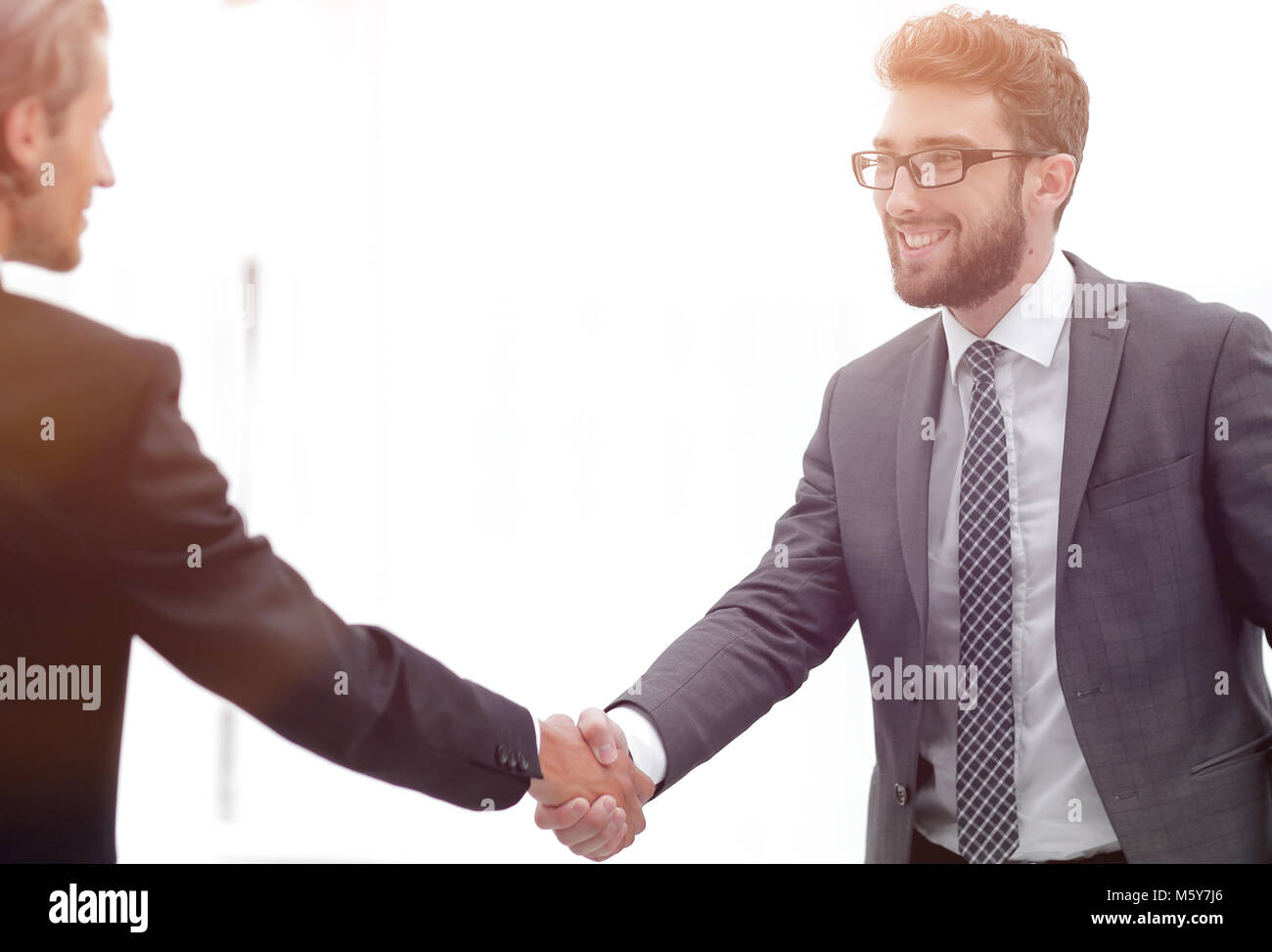 welcome and handshake of business partners Stock Photo - Alamy