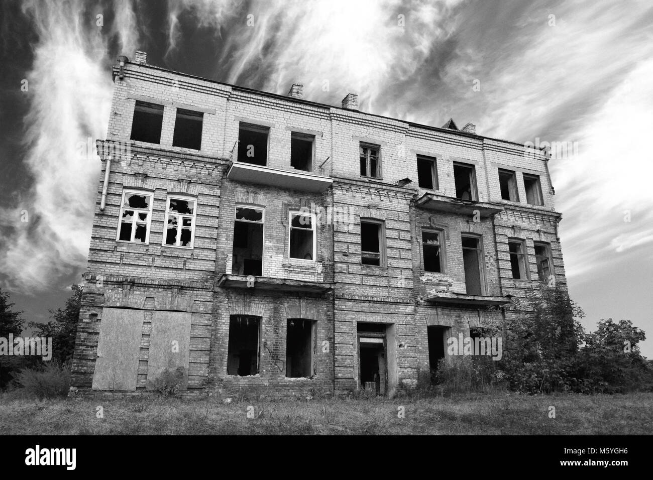 Ruined house hi-res stock photography and images - Alamy