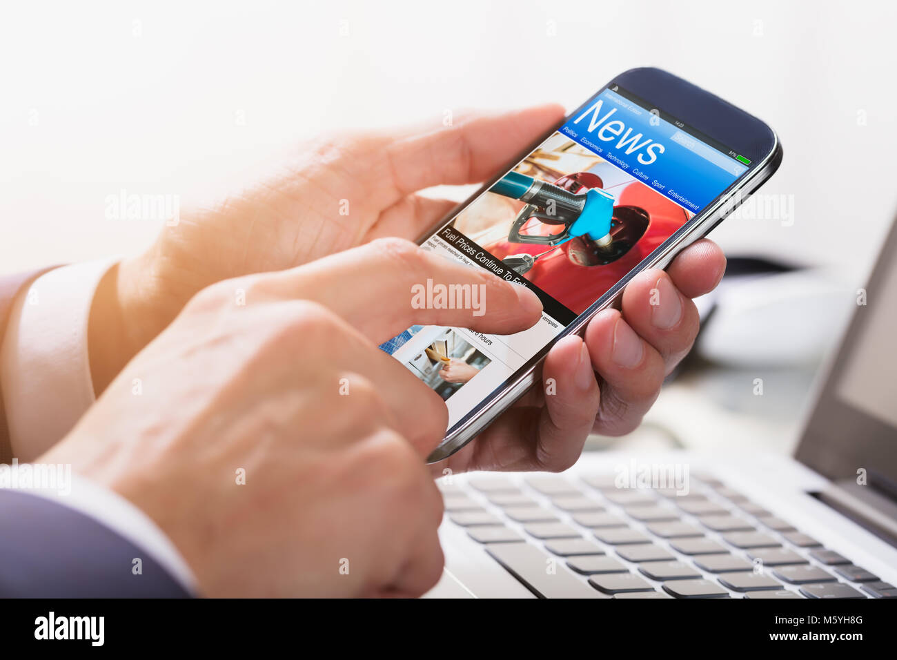 News mobile hi-res stock photography and images - Alamy