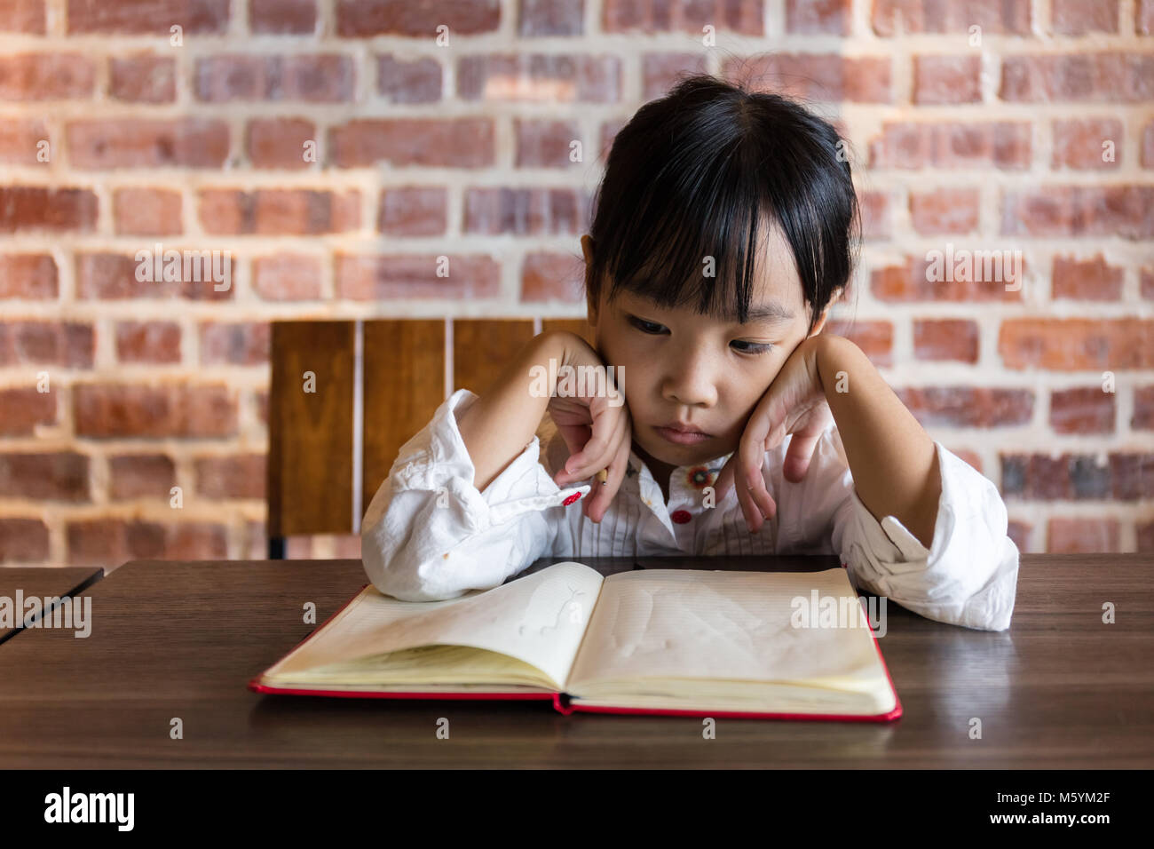 Girl struggling with reading hi-res stock photography and images - Alamy