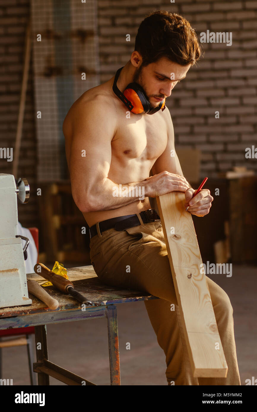 carpenter using straightedge to draw line on board Stock Photo - Alamy