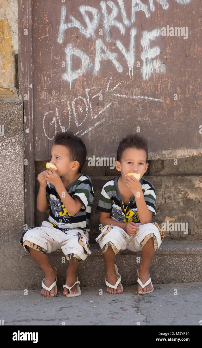 Young twins hi-res stock photography and images - Alamy