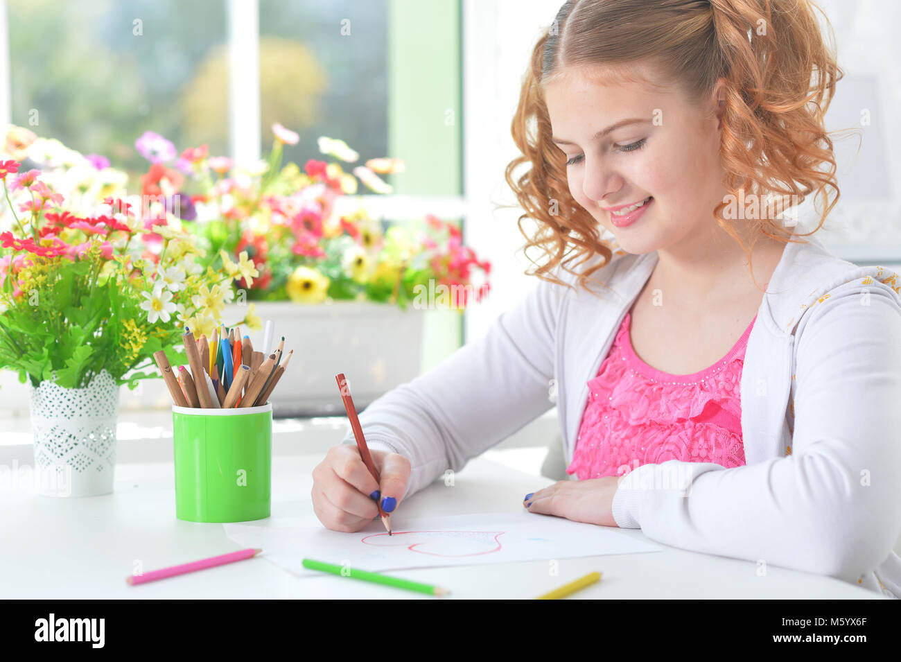 girl drawing at home Stock Photo - Alamy