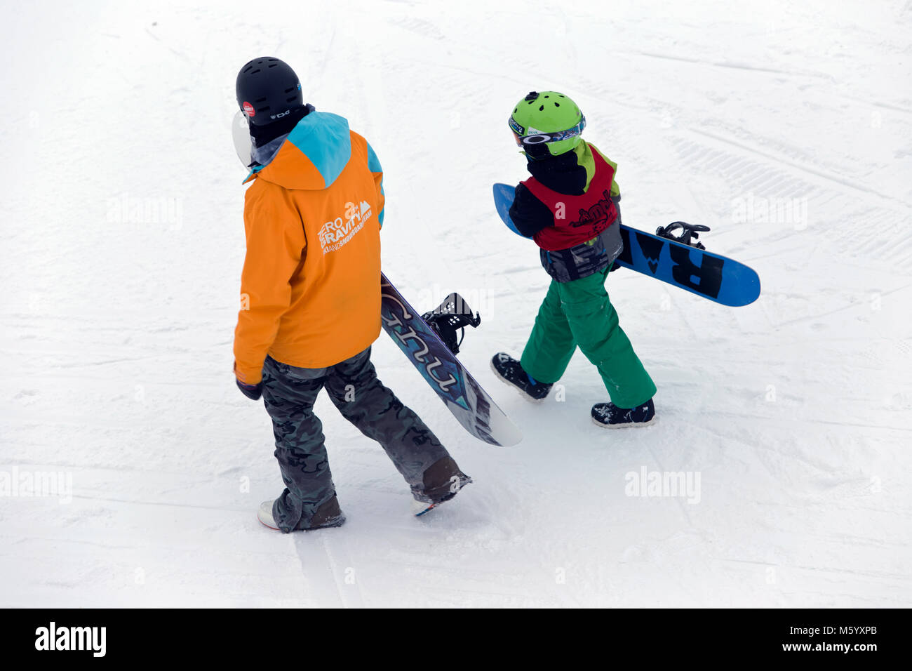Kid snow boarding hi-res stock photography and images - Alamy