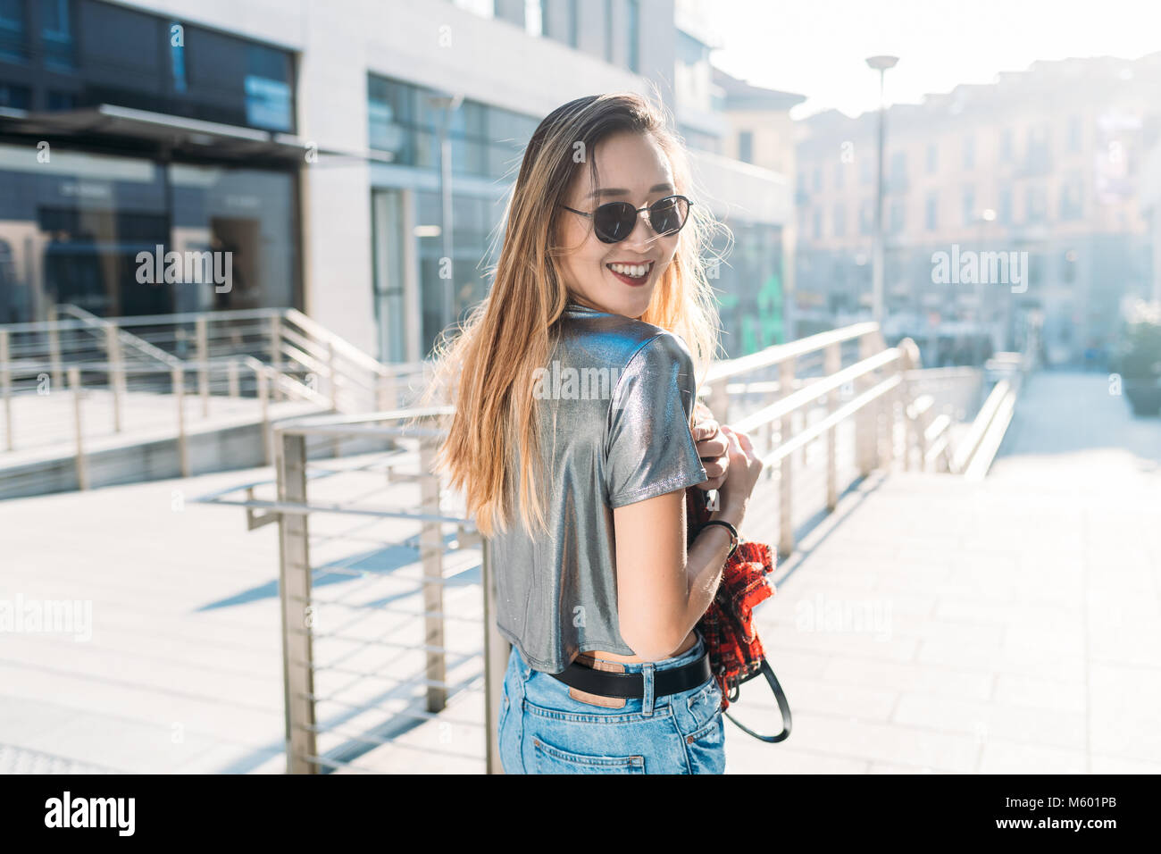young woman outdoors posing looking camera back light - blogger ...