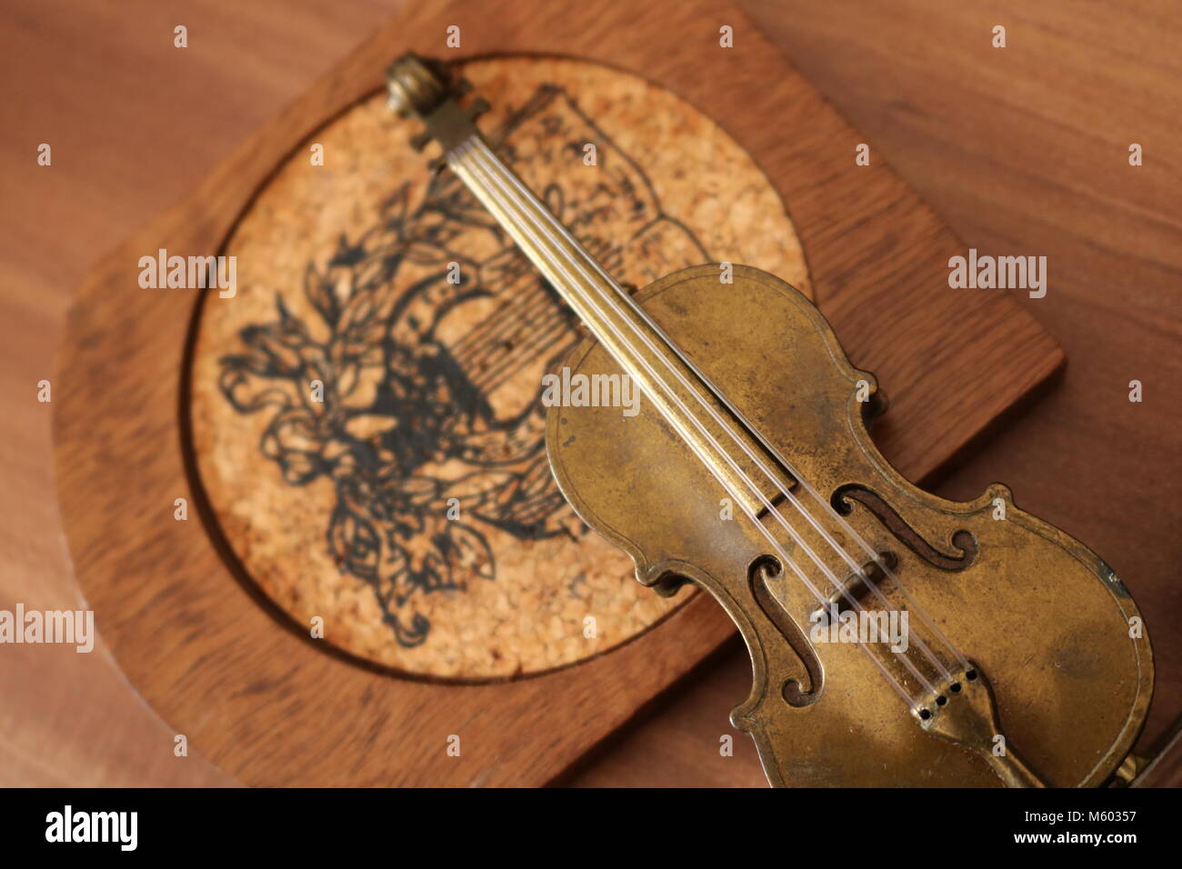 Big cello hi-res stock photography and images - Alamy