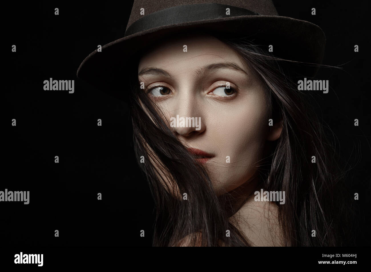 Woman looking over shoulder scared hi-res stock photography and images ...