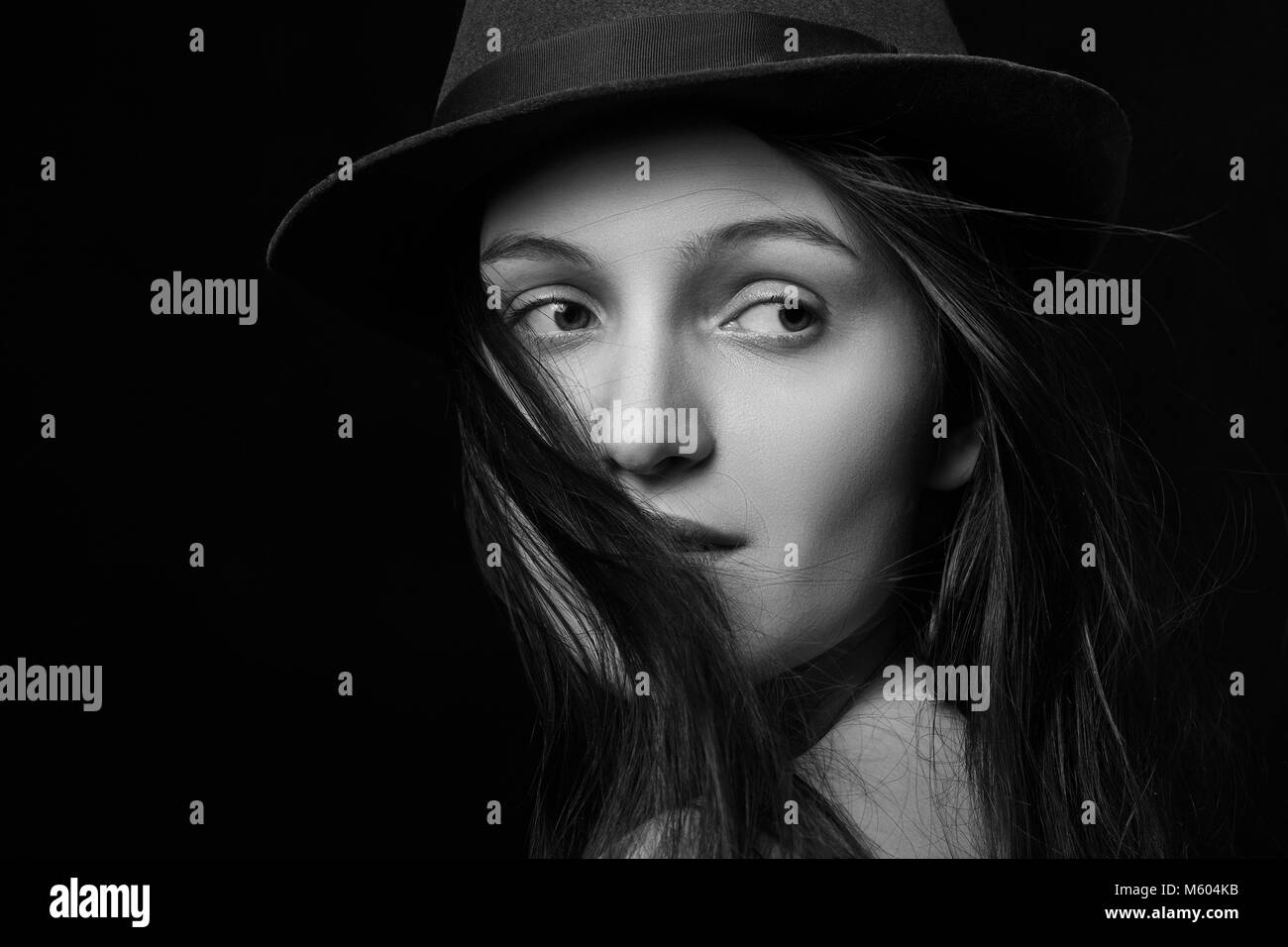 Woman looking over shoulder scared hi-res stock photography and images ...