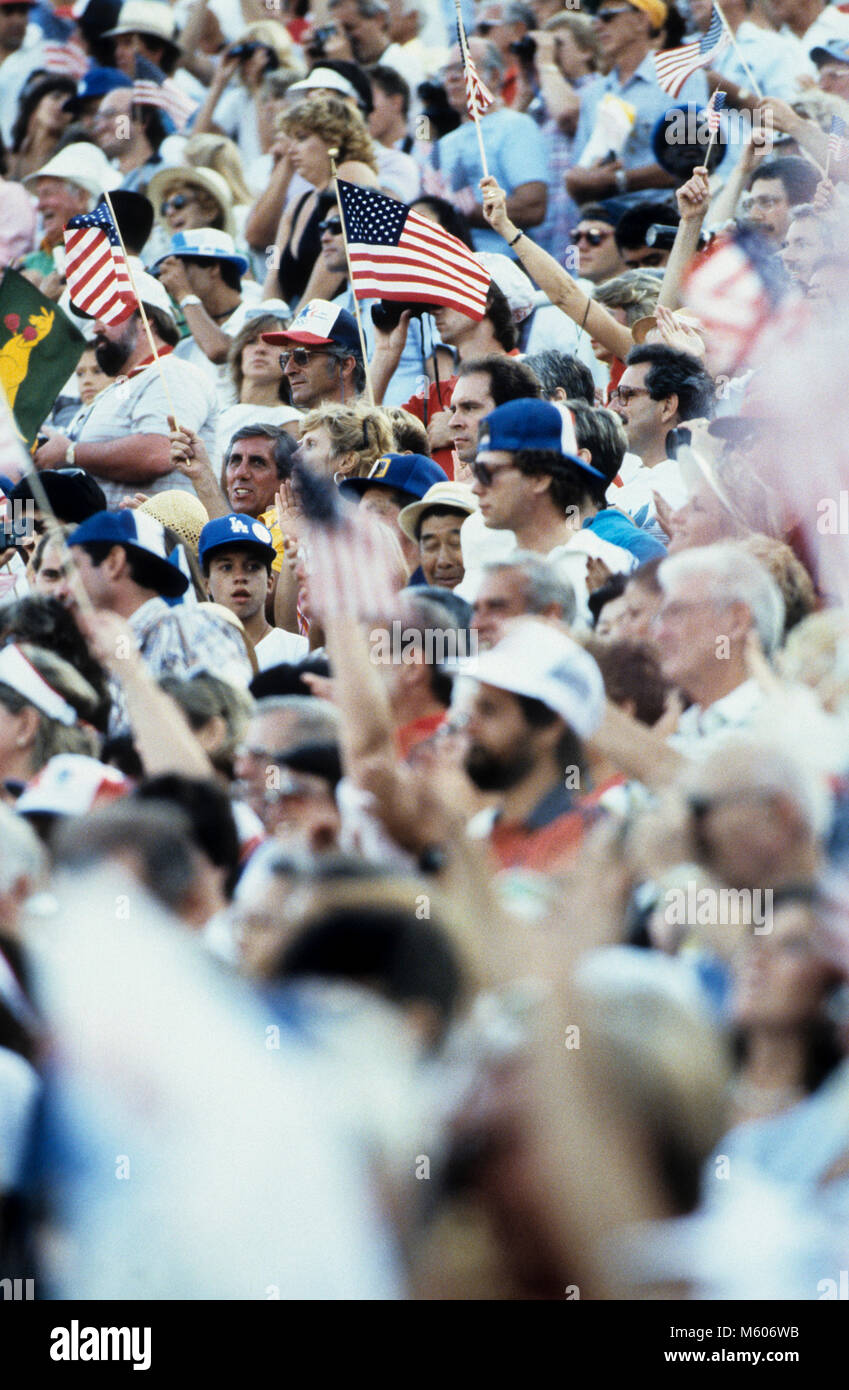American crowd hi-res stock photography and images - Alamy