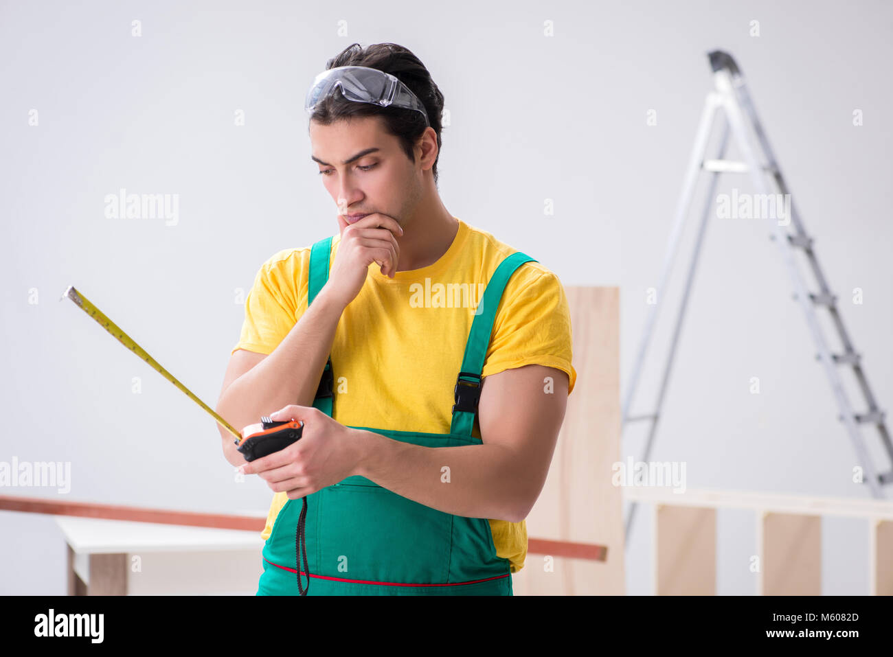 Construction worker working on contractor site Stock Photo - Alamy