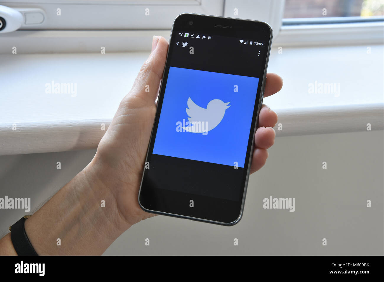 Twitter logo phone hi-res stock photography and images - Alamy