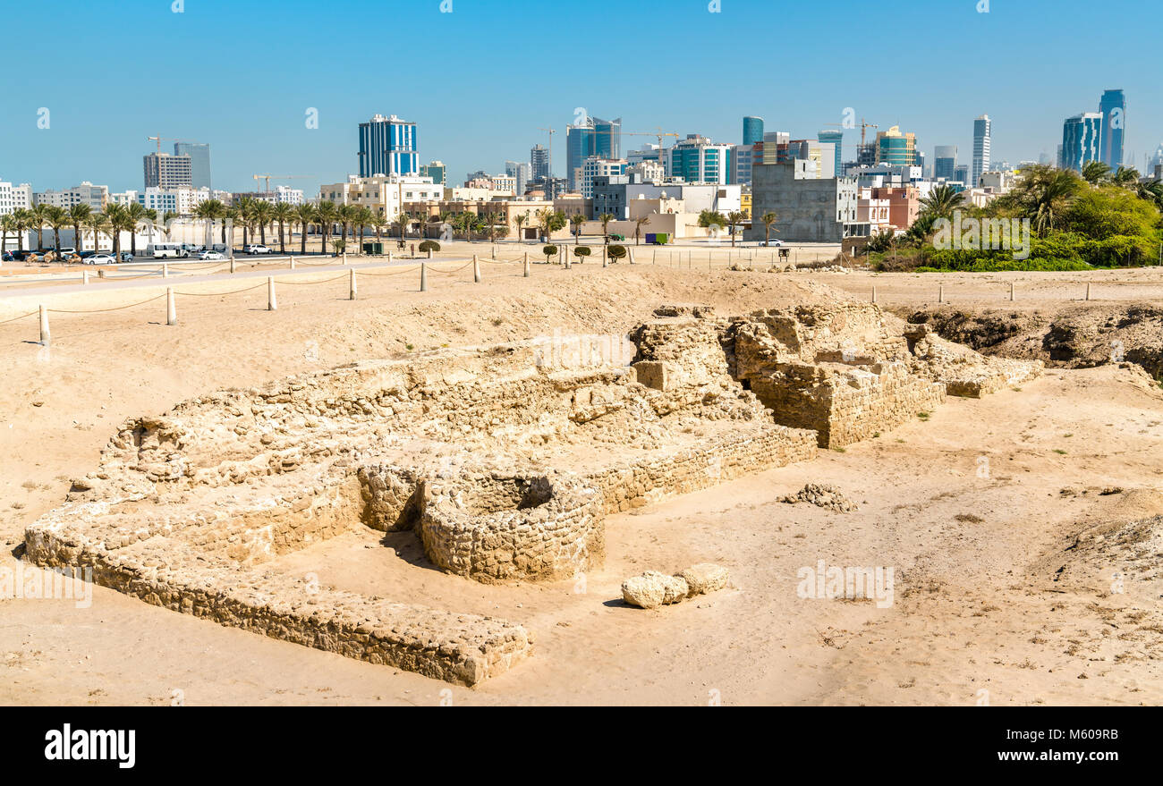 Ancient ruins at Bahrain Fort. A UNESCO World Heritage Site Stock Photo ...