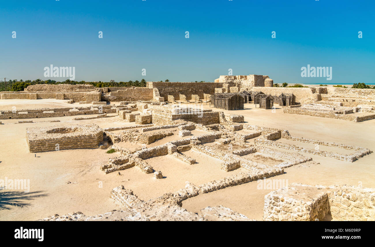 Ancient ruins at Bahrain Fort. A UNESCO World Heritage Site Stock Photo ...