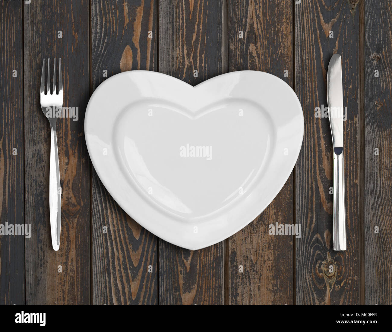 empty heart plate top view on wood table Stock Photo - Alamy