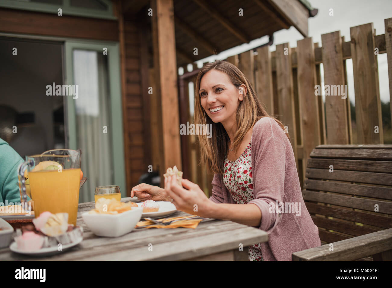 Looking outside the frame hi-res stock photography and images - Alamy